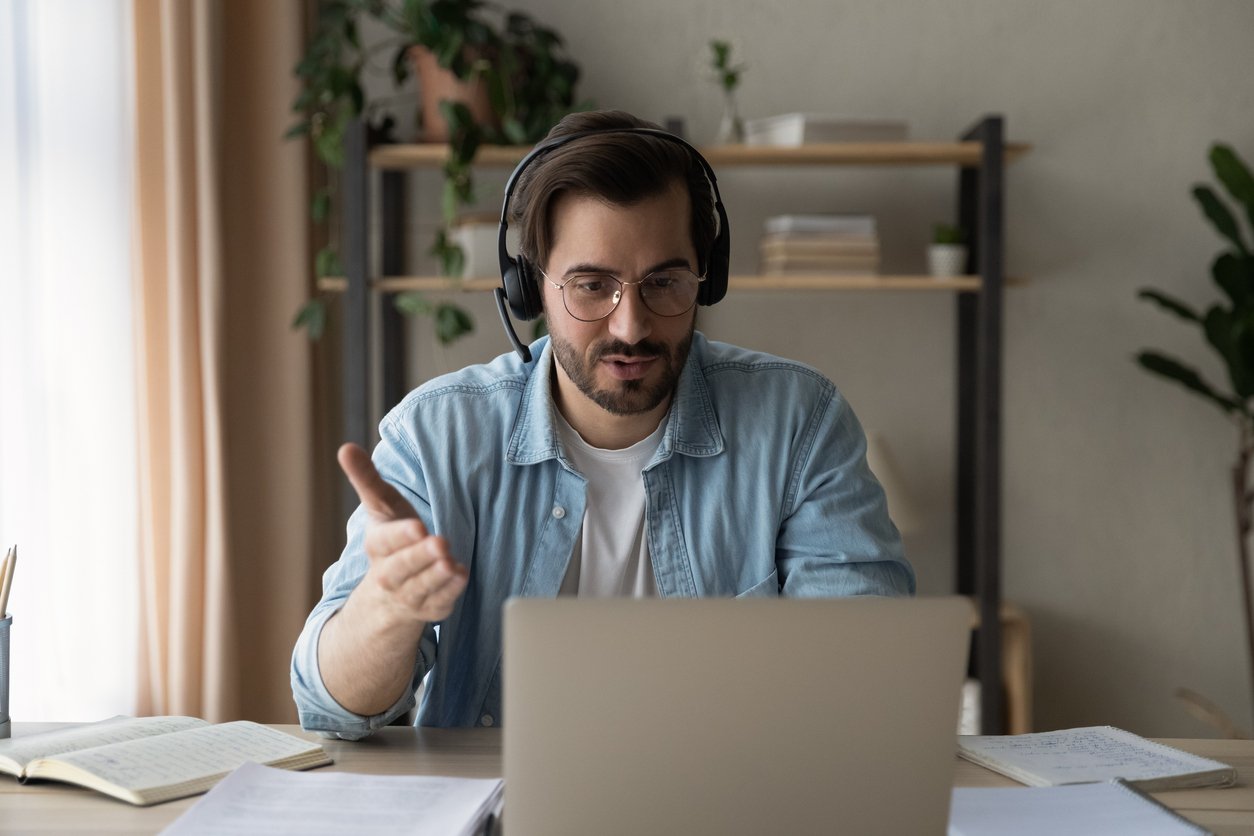 A Guide to Remote Selling: [Benefits, Challenges & Pro Tips]