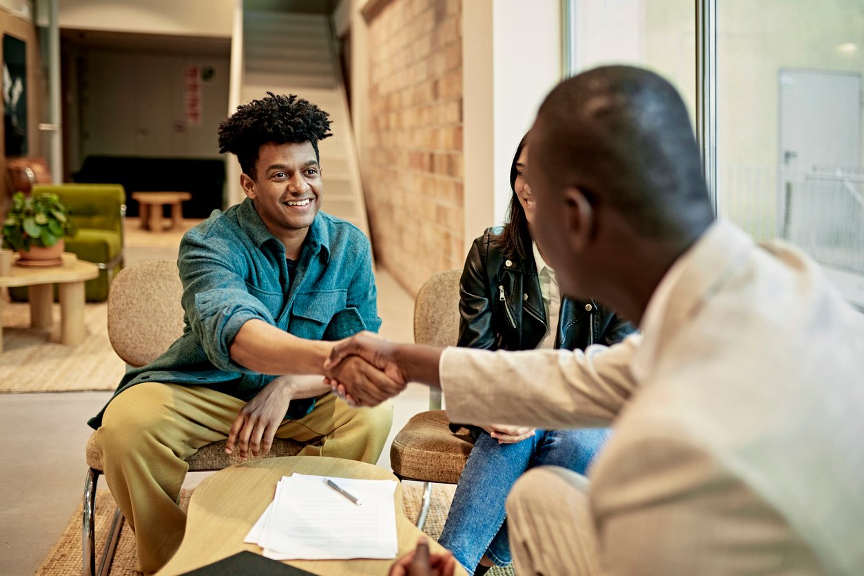 7 Steps in Sales Process: How to Apply Them and When