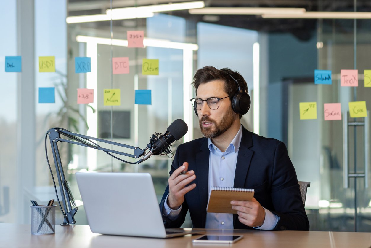 20 Professional Voicemail Greeting Examples & Templates