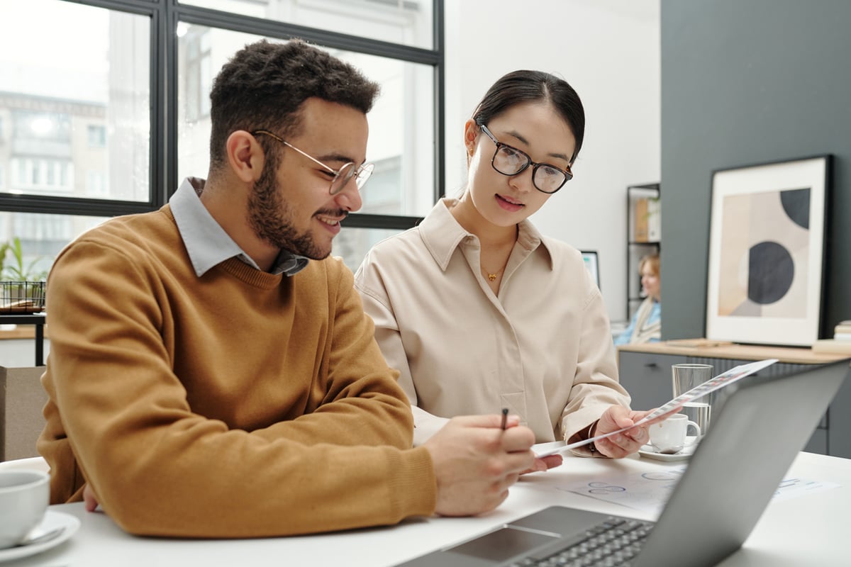 20 Professional Voicemail Greeting Examples & Templates