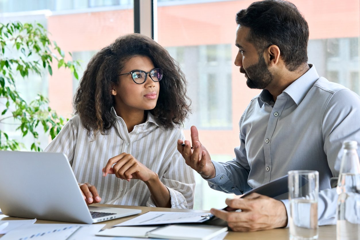 A Guide to Remote Selling: [Benefits, Challenges & Pro Tips]