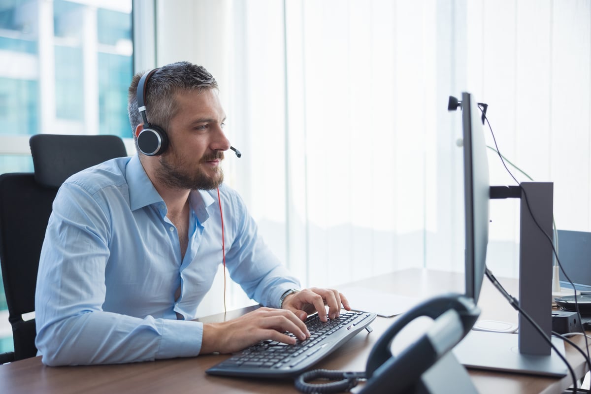 20 Professional Voicemail Greeting Examples & Templates